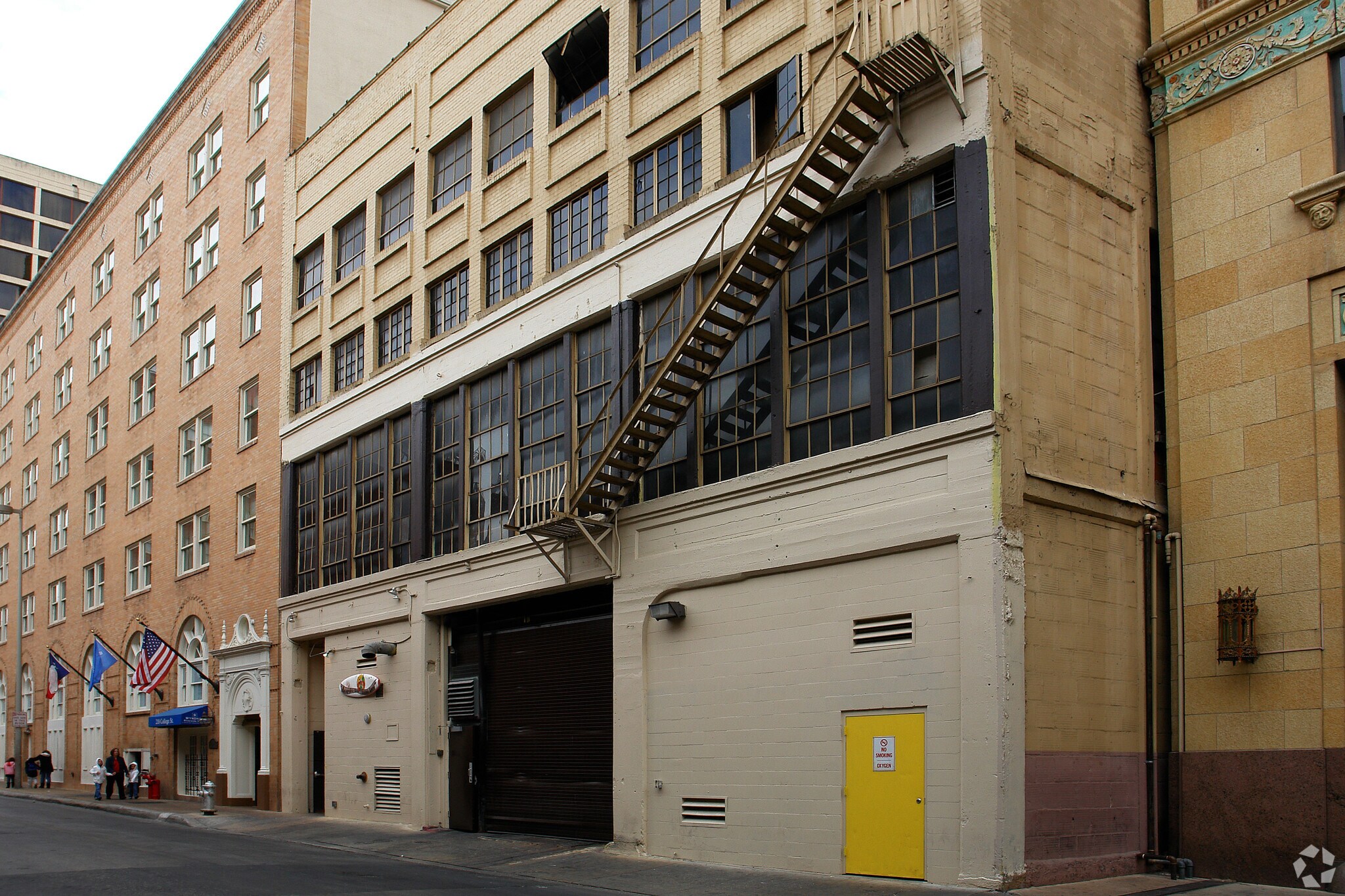 212 College St San Antonio, TX 78205 - Retail Property for Lease on ...